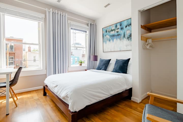 Sunny En-suite In Historic Rowhouse Near Monuments - Washington, DC