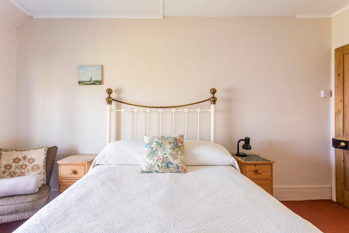 Sea View Double Ensuite Bathroom - Boscastle