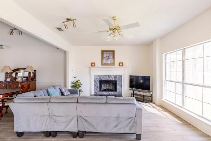 Lakefront 4 Bedroom Home, Near Airport & Downtown - Irving, TX