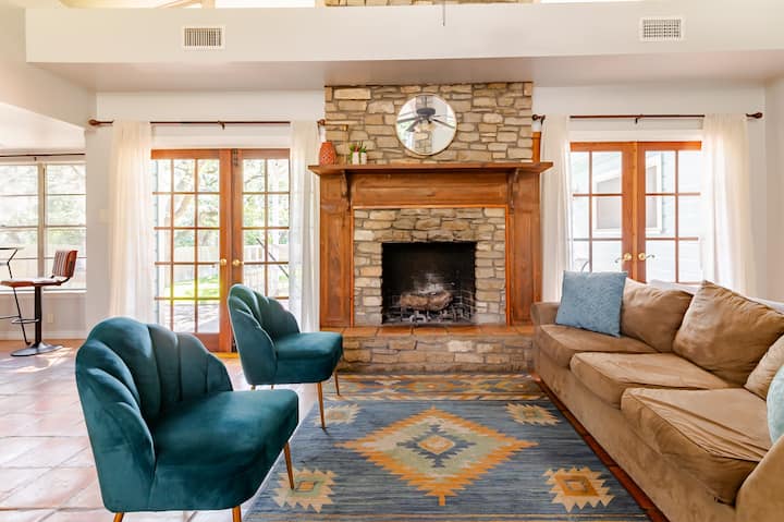 Cozy Stone Lodge, Near Airport (Pickleball Court) - San Antonio, TX