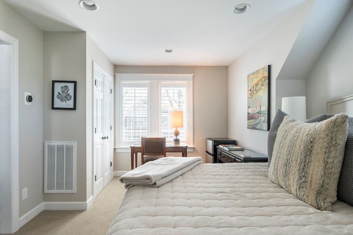 Cozy Above-garage Suite | Safe, Walkable Area - Raleigh, NC