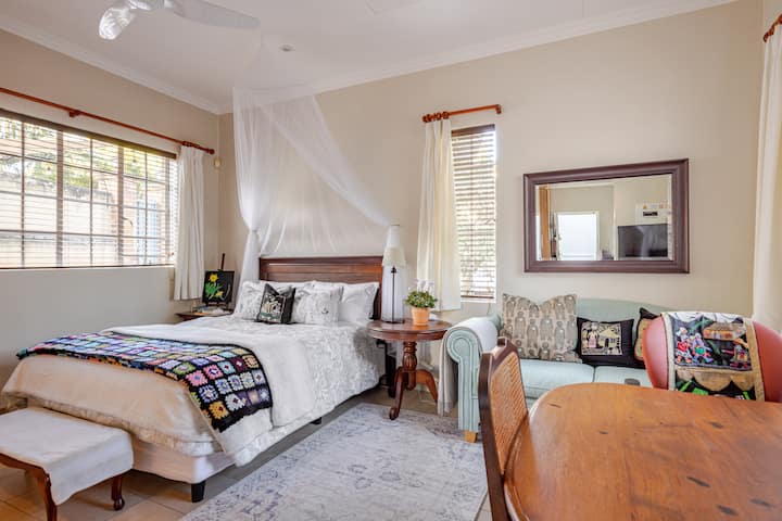 Secluded Private Cottage In Parktown West - Johannesburg