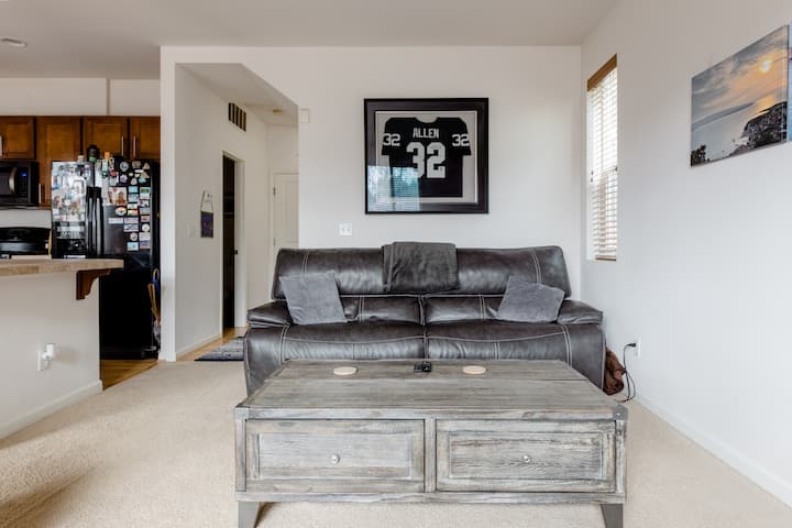 Super Comfy Bed
Mini Fridge In Bedroom
& Home Gym! - Everett, WA