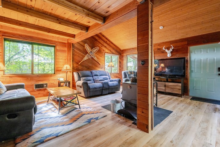 Mt. Hood Hideout, Vintage, Cozy, Creekside Cabin. - Lost Lake, OR