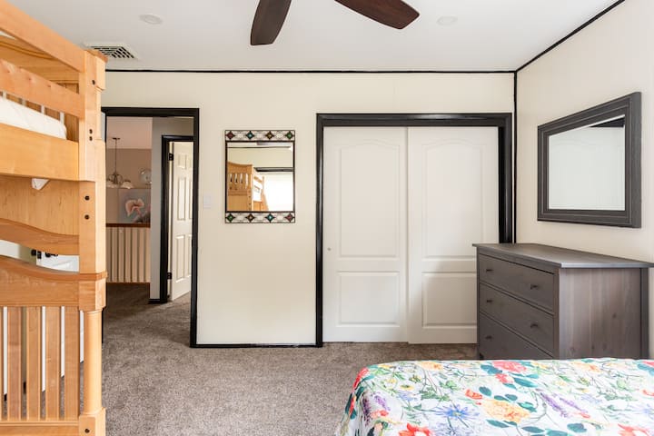 Cozy 4 Bedroom Home Right Outside Philly - Bryn Mawr, PA