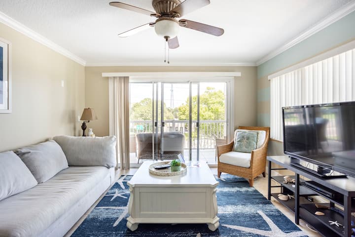 Balcony Overlooking Dunedin. 2/2 Luxury - Dunedin, FL