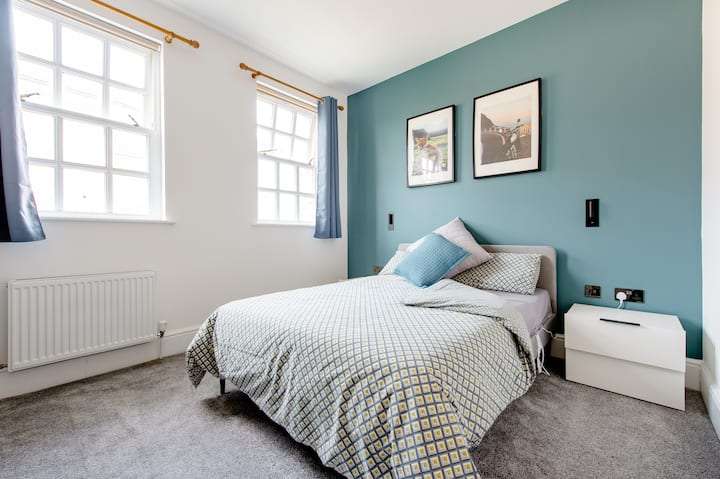 Modern Private Bedroom + Private Bathroom + Office - Leyton
