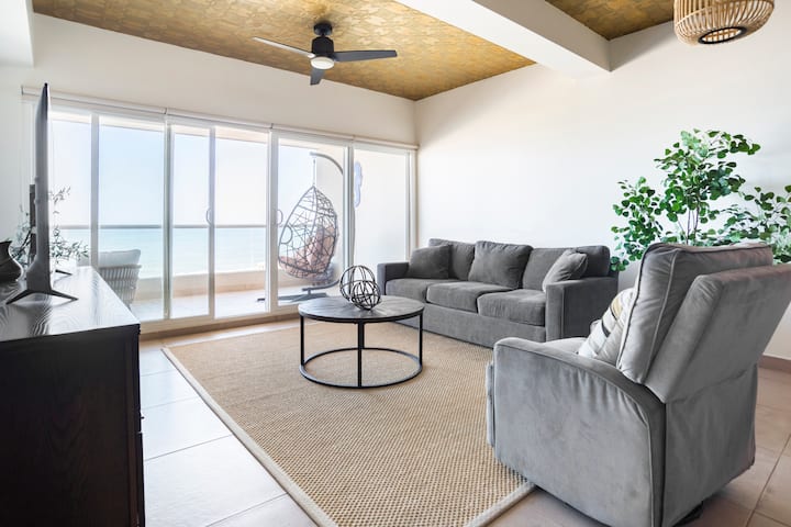 Beachfront Retreat W/ Balcony, Hot Tub, Pool & Bbq - Rosarito
