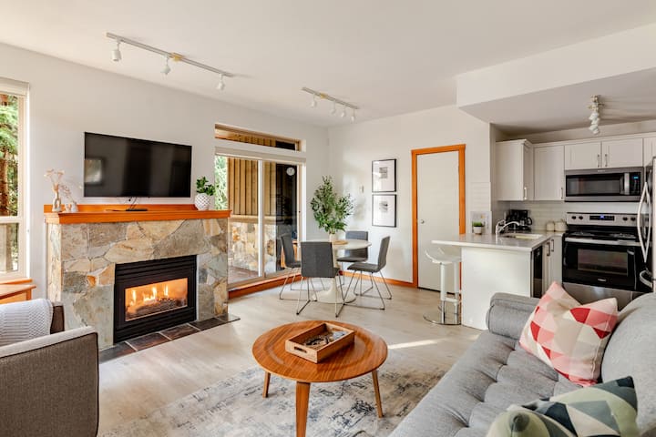 1bdrm Bright Corner Unit, W Hot Tub & Free Parking - Whistler