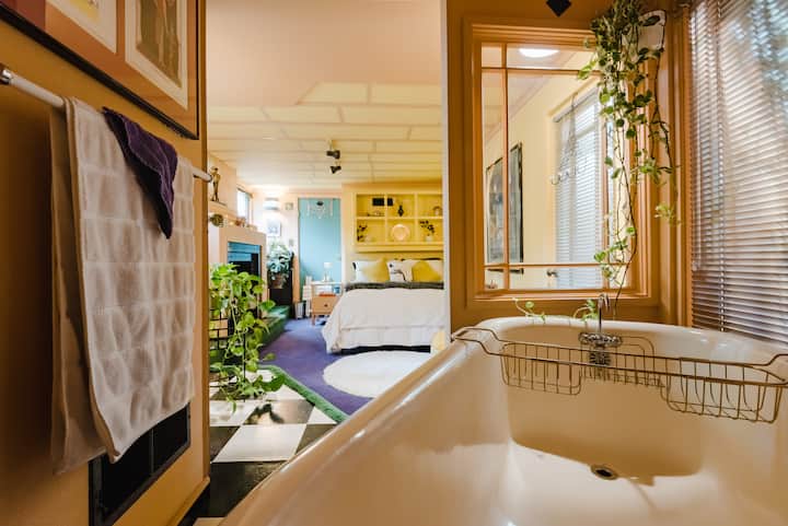 Eclectic Deco Style With Sauna Near Hawthorne - Portland, OR