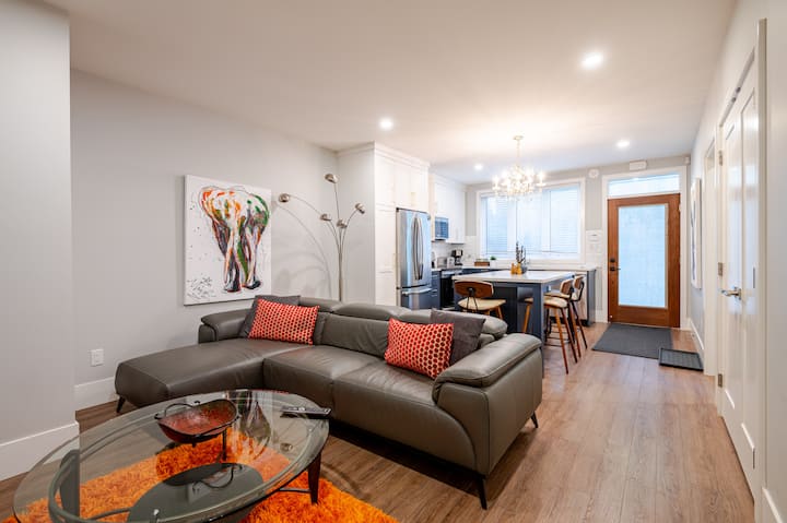 Adorable Two Bedroom Private Residence. - Surrey