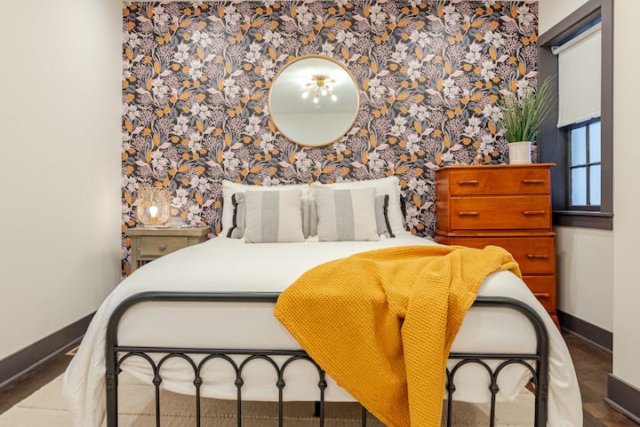 Couple’s Cozy Getaway • Walk To Dine & Shop - New Albany, IN