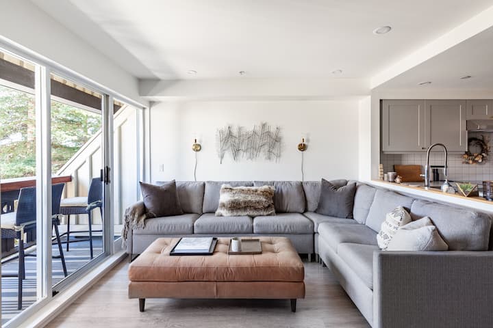 Designer 2 Br Townhouse | Hot Tub | Free Parking - Whistler