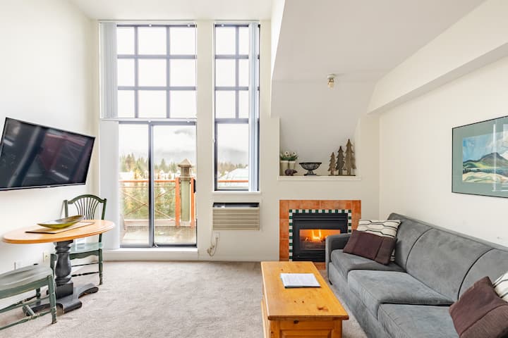 Village Penthouse: Wow Location! Hot Tub, Pool, Fp - Whistler