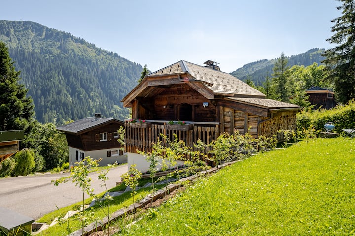 Tiny House Log Cabin Mazot, Amazing Mountain Views - Les Gets