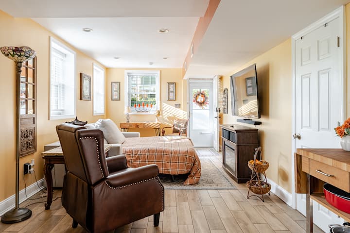 Built On The Rock: Full Suite In Historic Town - New Jersey