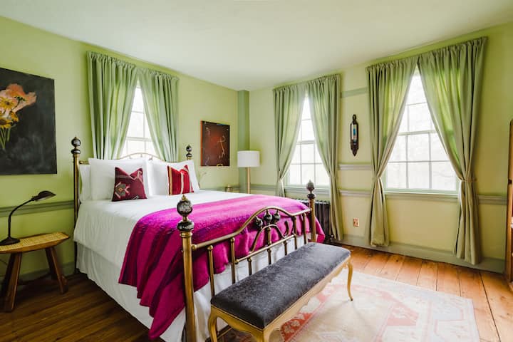 Restored, Artful Room At Eileen Of Mystic - Mystic, CT