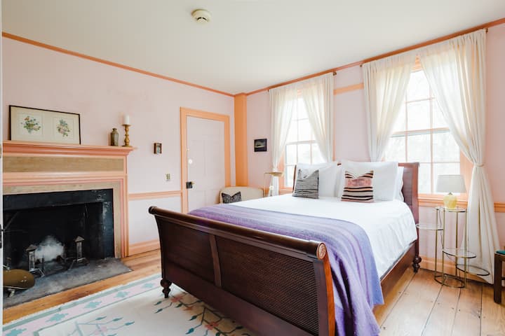 Elegant Room At Eileen Of Mystic - Stonington, CT