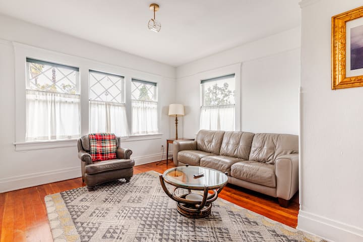 Charming 1905 Upstairs Home - Los Angeles, CA