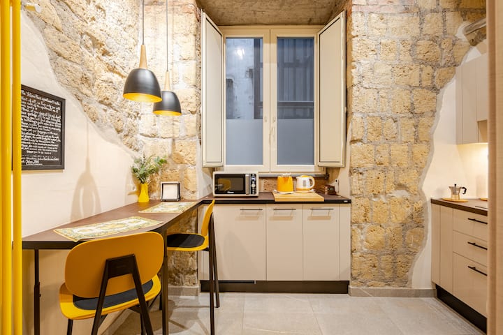 Neapoli Pop Experience | Yellowface Apt _ Materdei - Nápoles