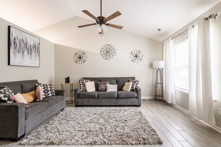 2 Homes Side By Side - 1 Price, Perfect For Groups - Charlotte