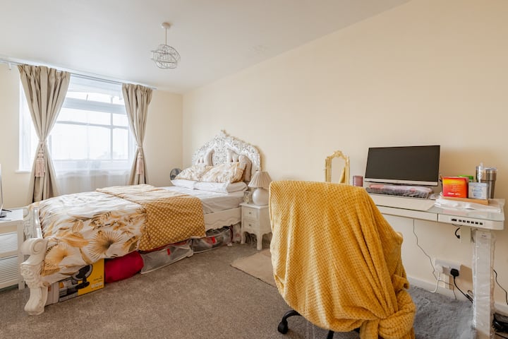 Room In London- Clean White Room West Kensington - Earls Court