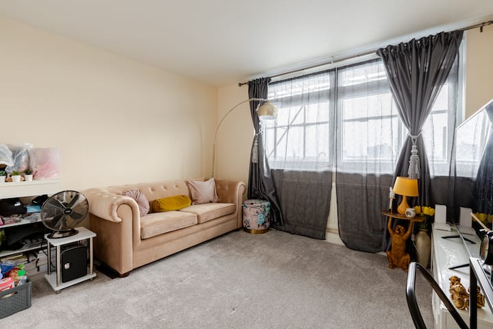 Room In London- Clean White Room West Kensington - Fulham