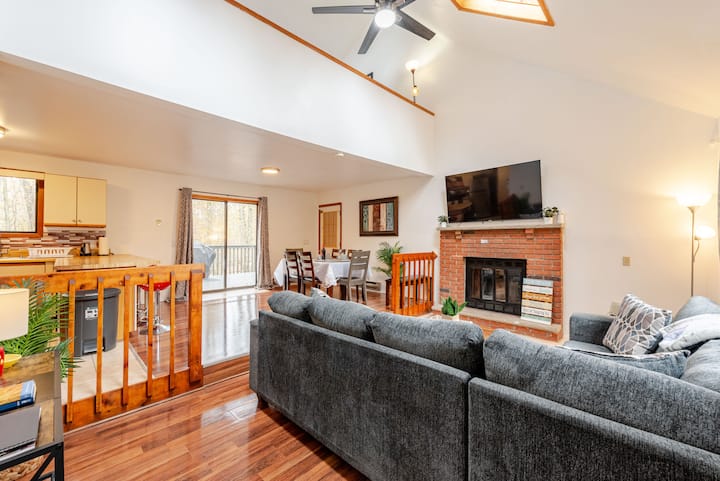 Clean Comfy & Quiet Poconos Retreat - Tobyhanna State Park, Tobyhanna