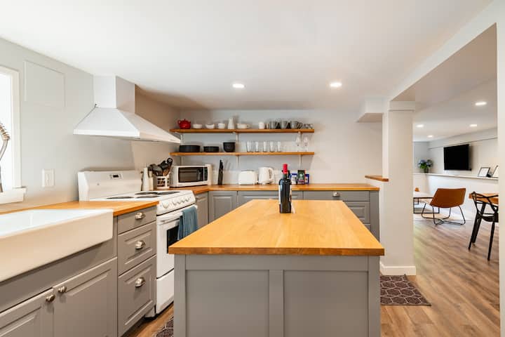 Stunning 2-bedroom Suite In Trendy Fraser-main - Vancouver