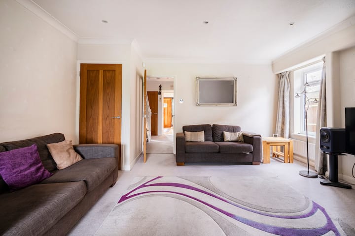 Large Double Room In Quiet Village Residence - West Sussex