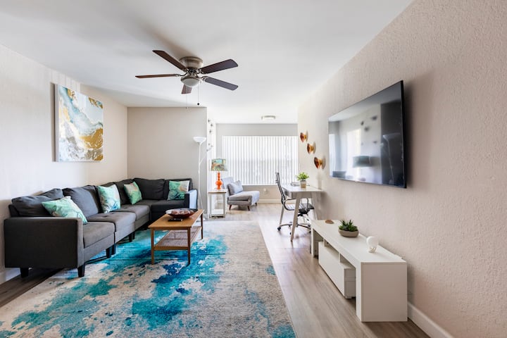 Lovely 2 Bedrooms Rental Unit With Pool - Boca Raton, FL