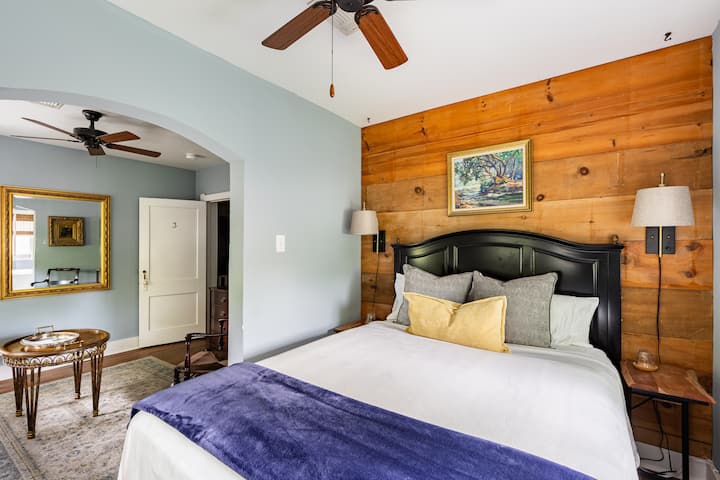 The Oak Suite At The Brownlow House - Denton, TX