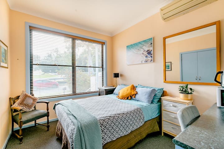 Double Bed (Shared Bathroom) Across Road From Uni - Newcastle