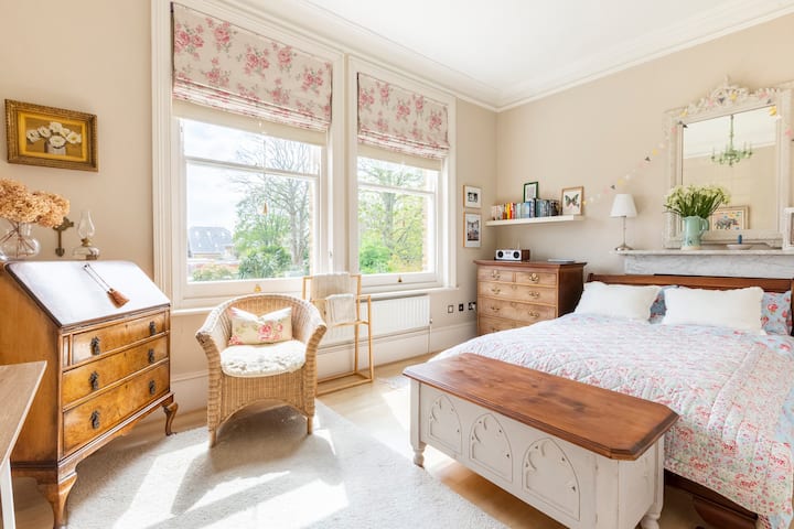 South Facing Double Bedroom In Acton - London