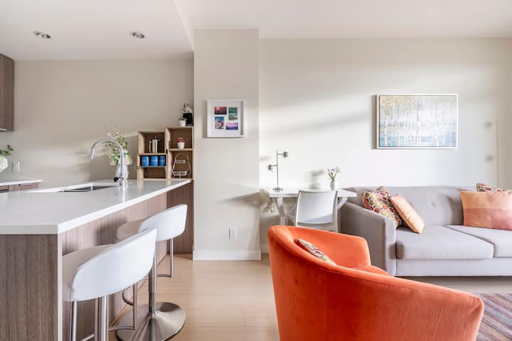 Sleek Condo With Balcony Views In The Heart Of Victoria - Victoria