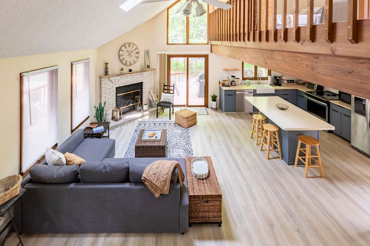 Indigo Chalet Poconos, Lake, Pool Steps Away! - Jim Thorpe, PA