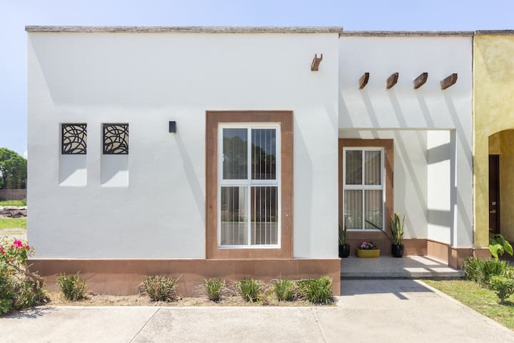 Casa Con 2 Recamaras, En Privada Con Seguridad - Celaya