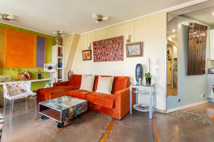 Like At Home/ Comme Chez Soi. - Paris