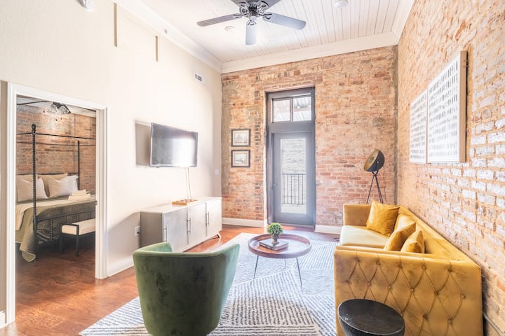 Historic Downtown Loft With King Bed - Muscle Shoals, AL
