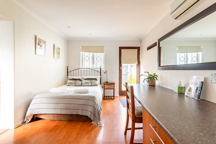 Central Studio: Spacious & Convenient With Backup - Claremont