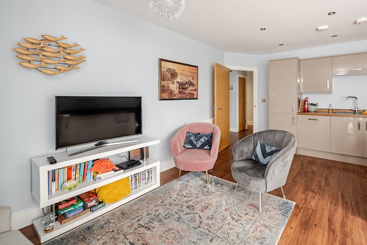Modern Christchurch Apartment | Balcony + Parking - 伯恩茅斯