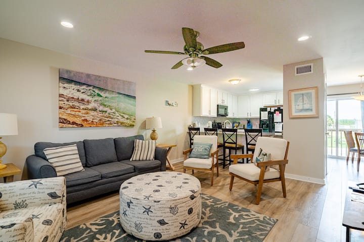Beautiful Condo Steps From The Beach & Hangout - Gulf Shores, AL