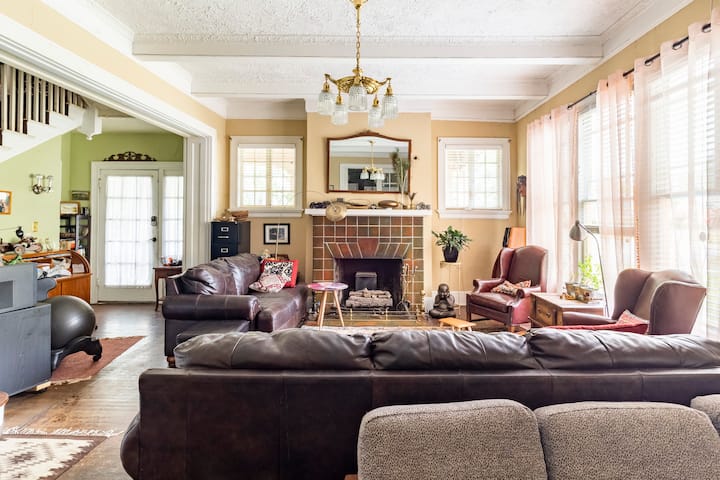 Aardvark Acres Twin Room - Greenville