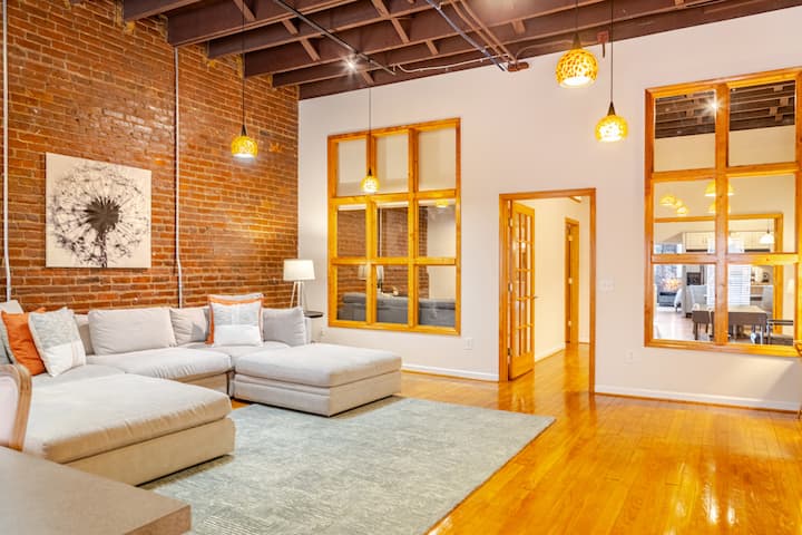 2-bedroom Penthouse With Rooftop Deck And Garage - Roanoke, VA