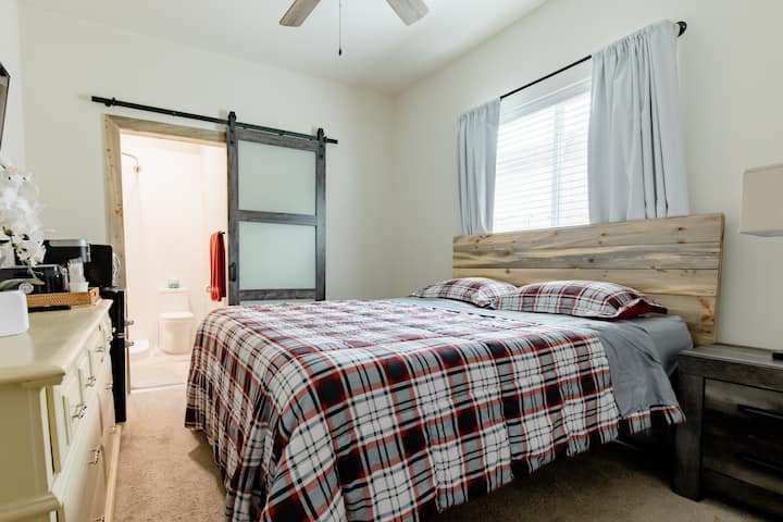 Clean, Quiet, Secure, W/ Private Bath, Room #3 - Merced, CA