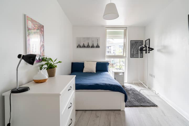Spacious Apartment With Park View & Balcony - London