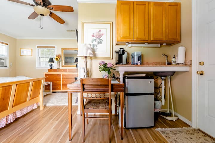 Walk 2 1/2 Blocks To Beach, Private Entrance - Virginia Beach, VA