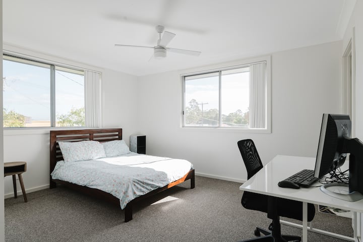 Cheerful 1-bedroom With Attached Bathroom - Newcastle