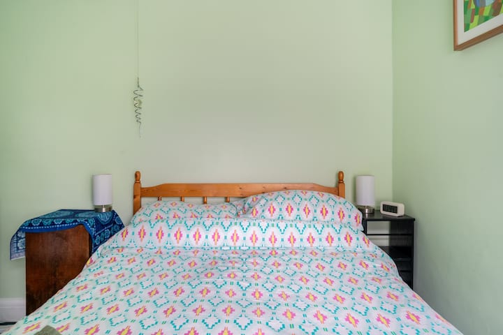 Friendly Family Home Offering A Warm Welcome. - Cockfosters