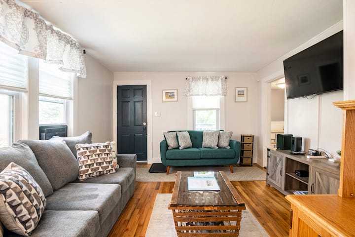 Classic Cape Cottage Near Downtown Falmouth - Falmouth, MA